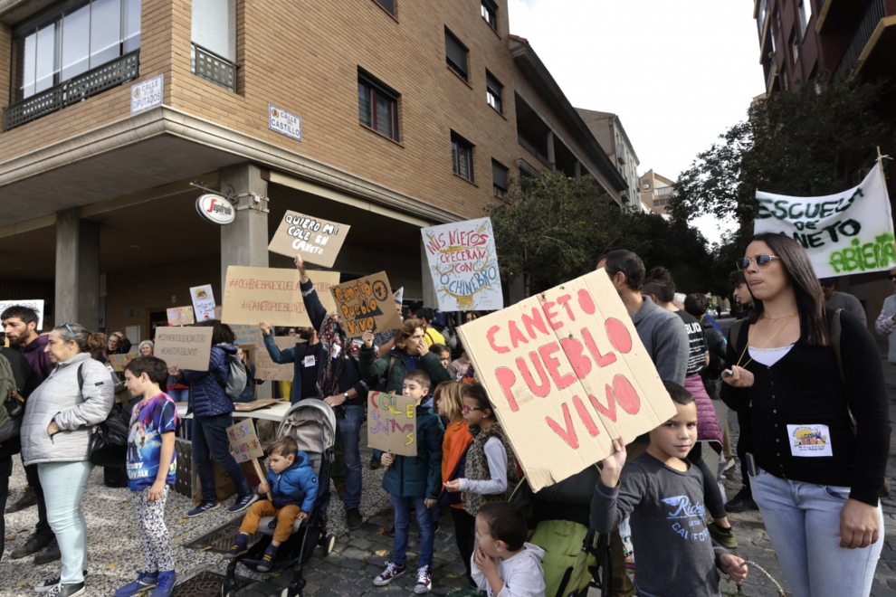 En imágenes: Las familias de Caneto llevan su protesta a las Cortes ...