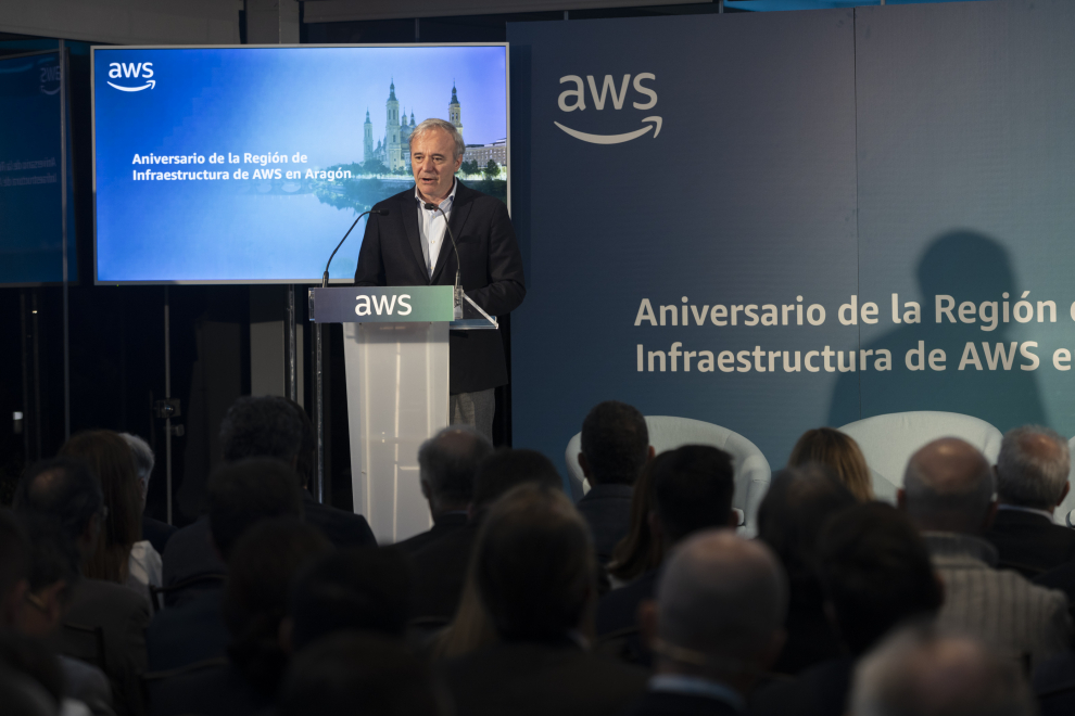 Fotos del acto por el primer aniversario del centro de datos de Amazon ...