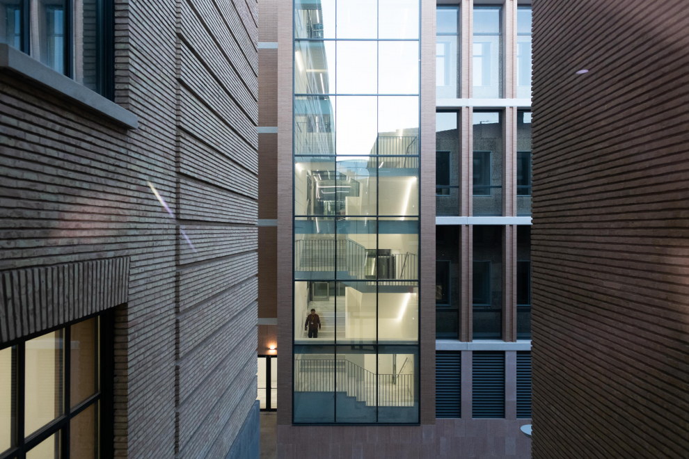 Últimos retoques en la nueva facultad de Filosofía y Letras | Imágenes