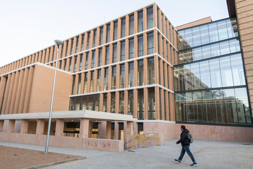 Últimos retoques en la nueva facultad de Filosofía y Letras | Imágenes