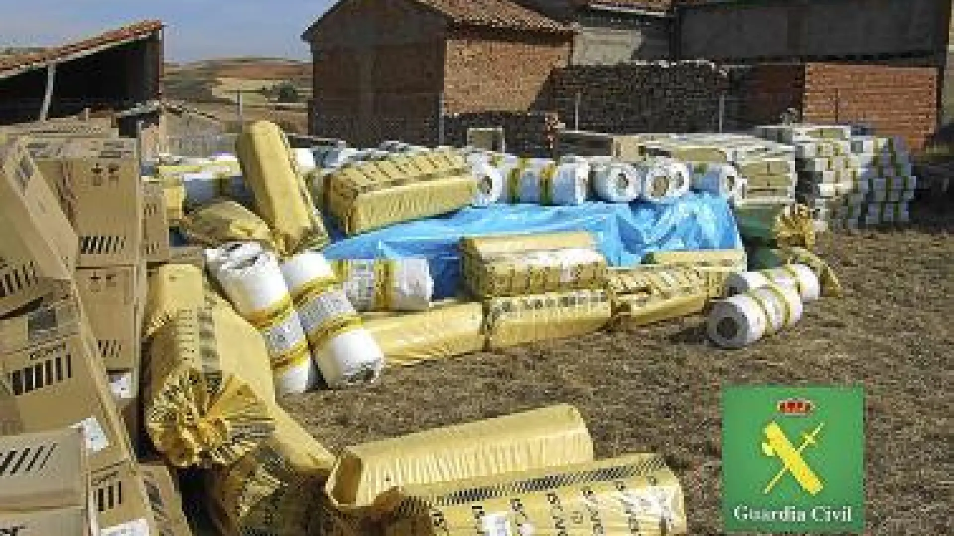 Roba material aislante en la empresa donde trabajaba