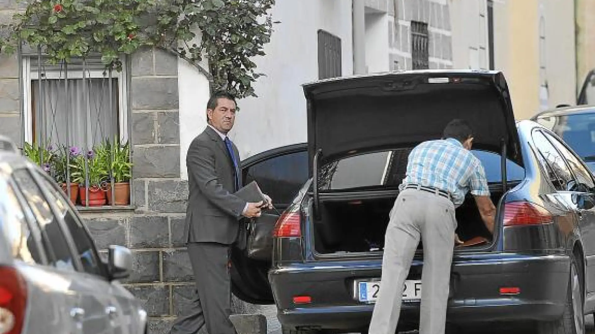 Solá Devuelve Un Año Después De Dimitir El Coche Que Pagó Con Fondos
