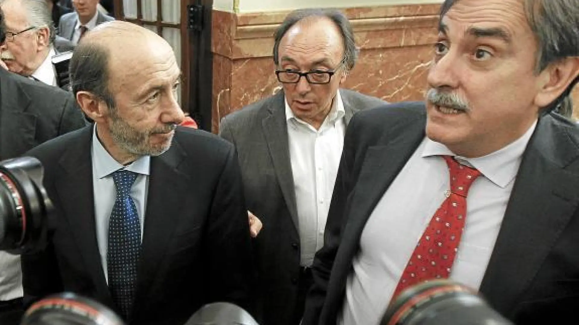 El PSOE amaga con una subida de impuestos para directivos de banca y ...