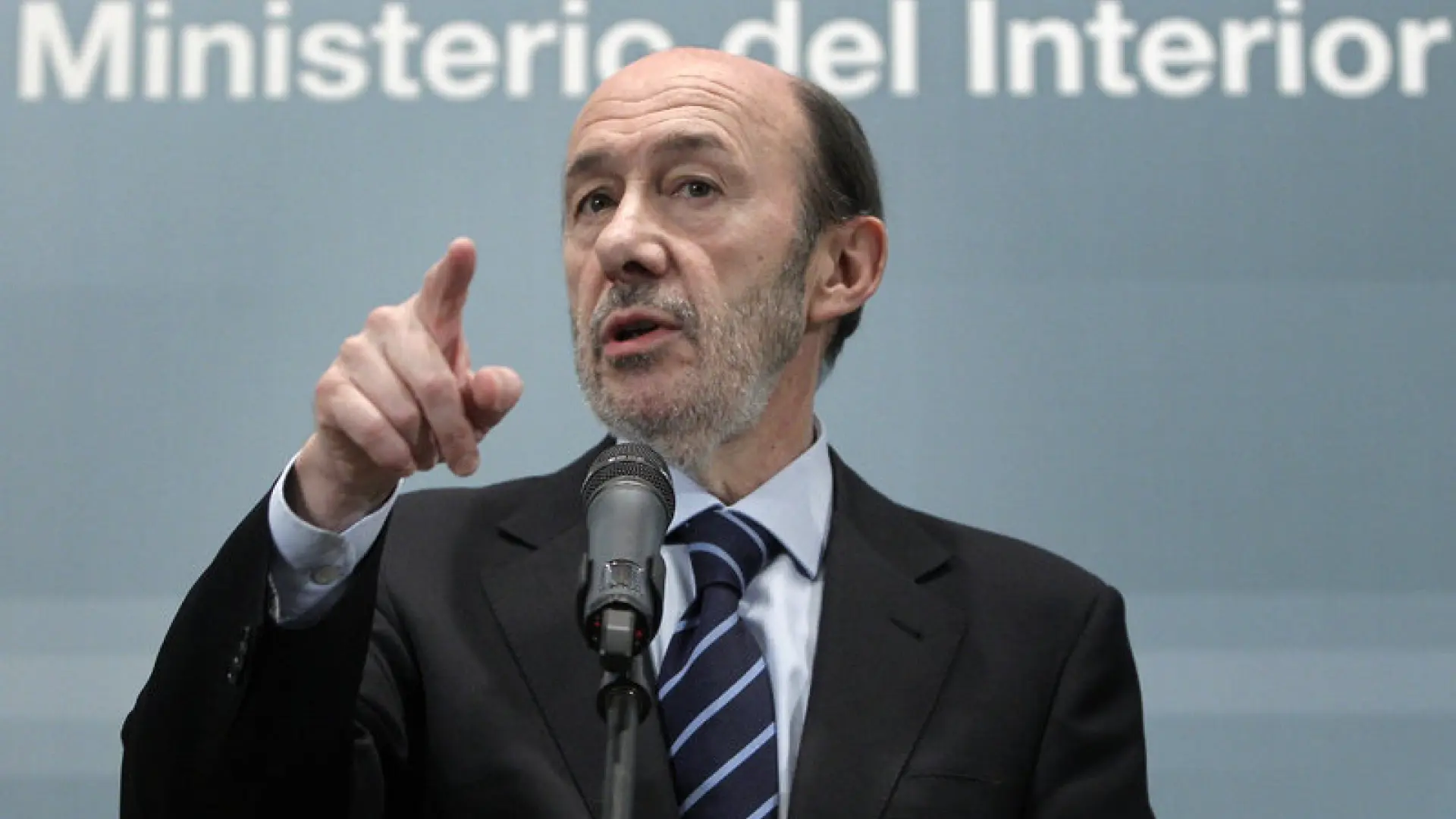 Rubalcaba: «El Gobierno acata y cumple las órdenes del juez sobre la SGAE»