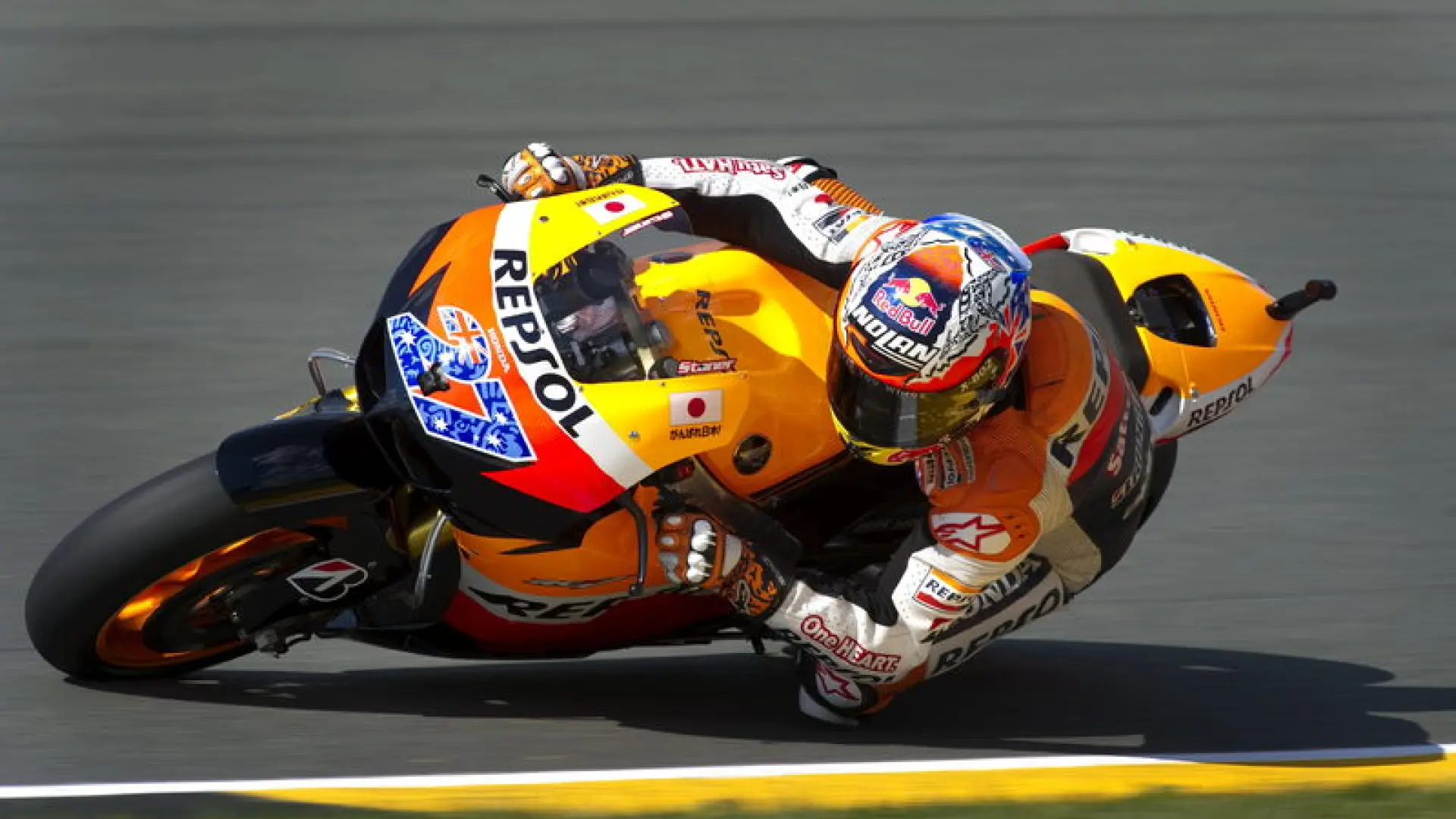 Stoner doblega a Pedrosa y Lorenzo mientras Rossi naufraga