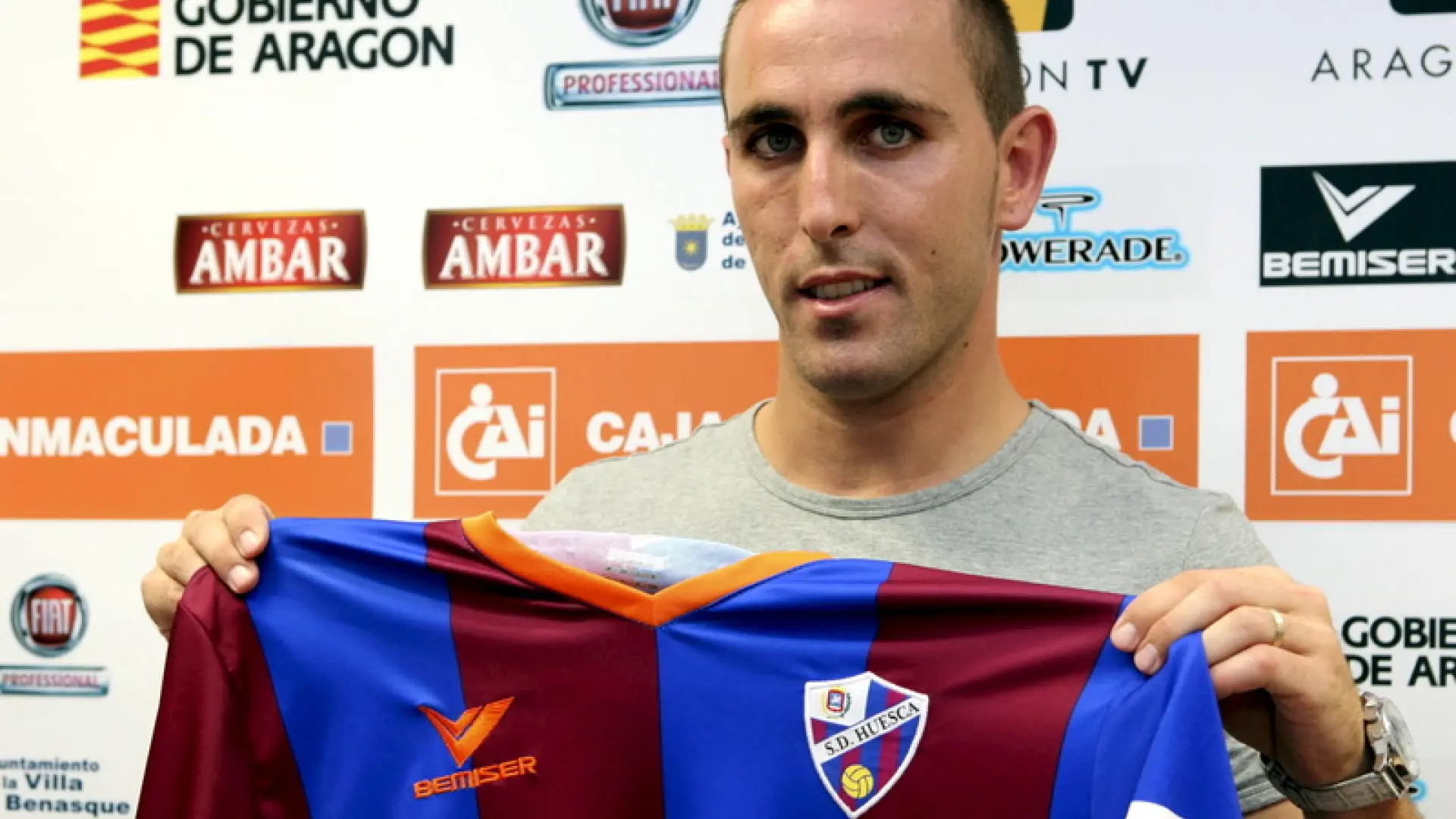 Toni Sánchez, presentado como nuevo jugador del Huesca
