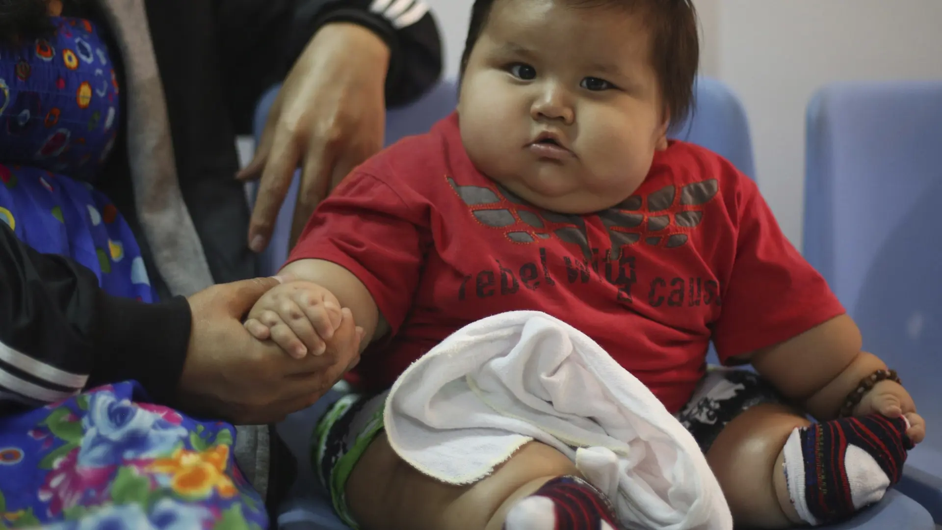 Una fundación lanza una campaña para salvar al bebé más obeso de Colombia