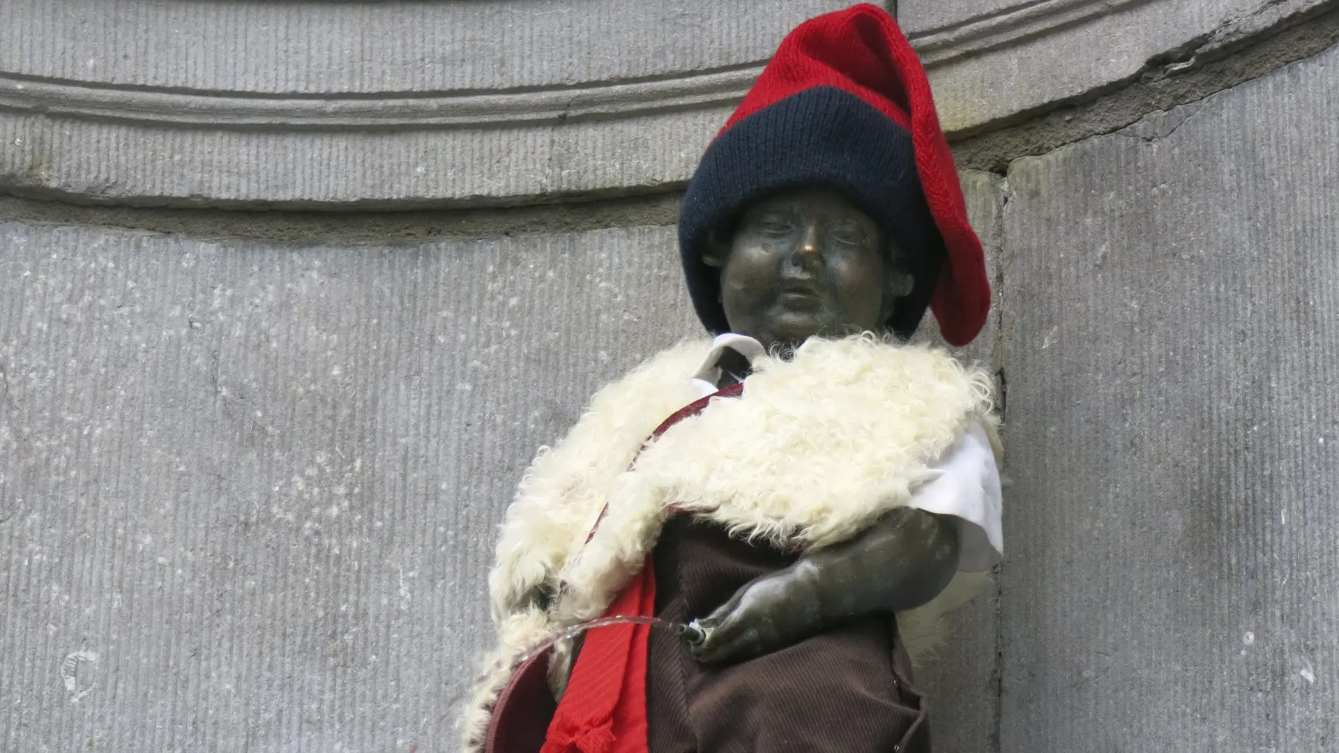 El Manneken Pis de Bruselas se viste con el traje regional catalán