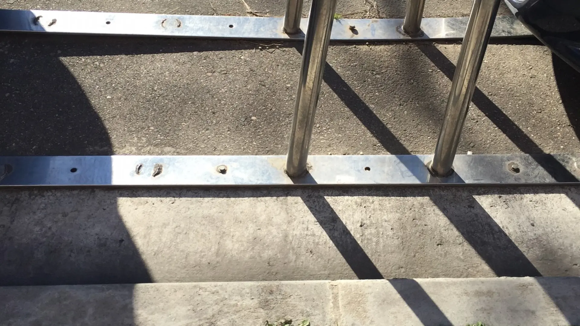 La última exhalación de los aparcabicis de Franco y López | Imágenes