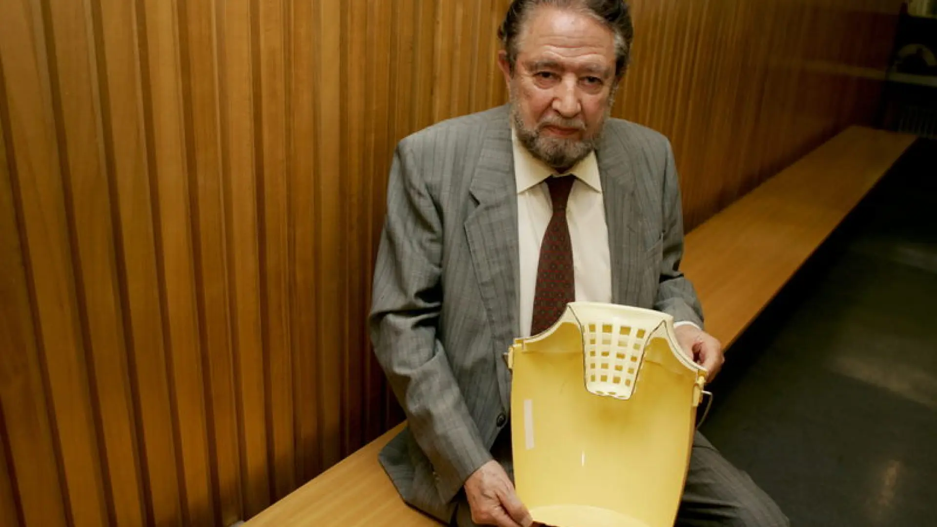 La primera fregona del mundo, pieza de museo en Madrid | Noticias de ...