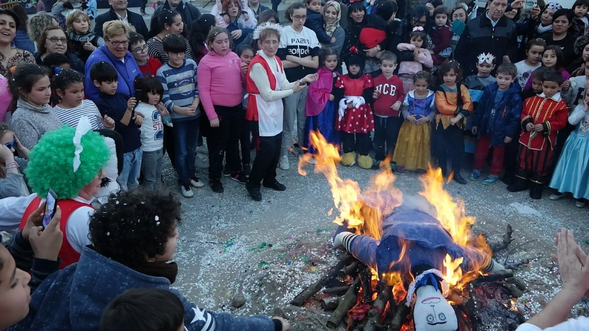 Imágenes del reparto de chocolate y quema de los ninots