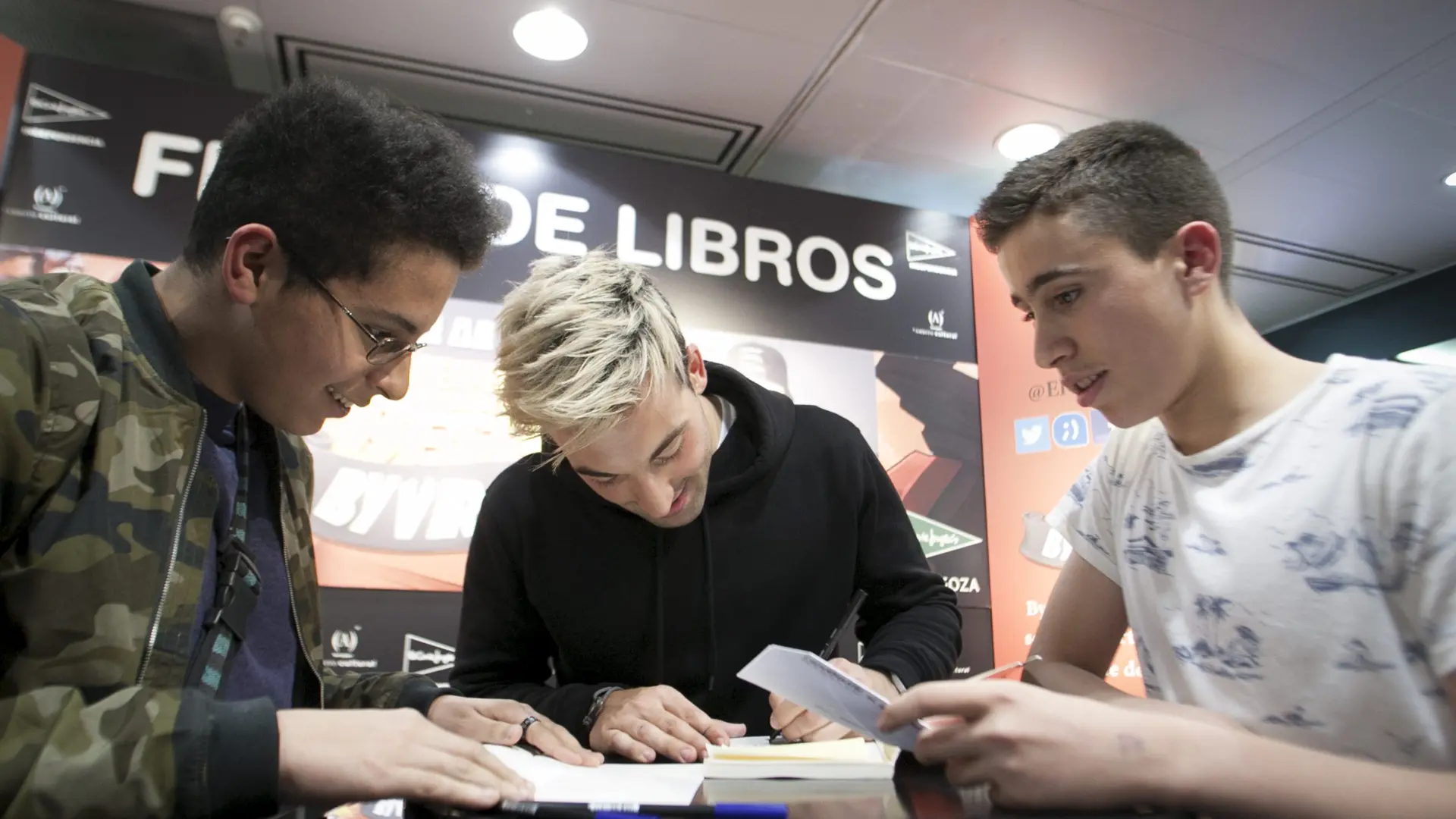 Horas de espera para ver al 'youtuber' ByViruzz | Noticias de Zaragoza ...