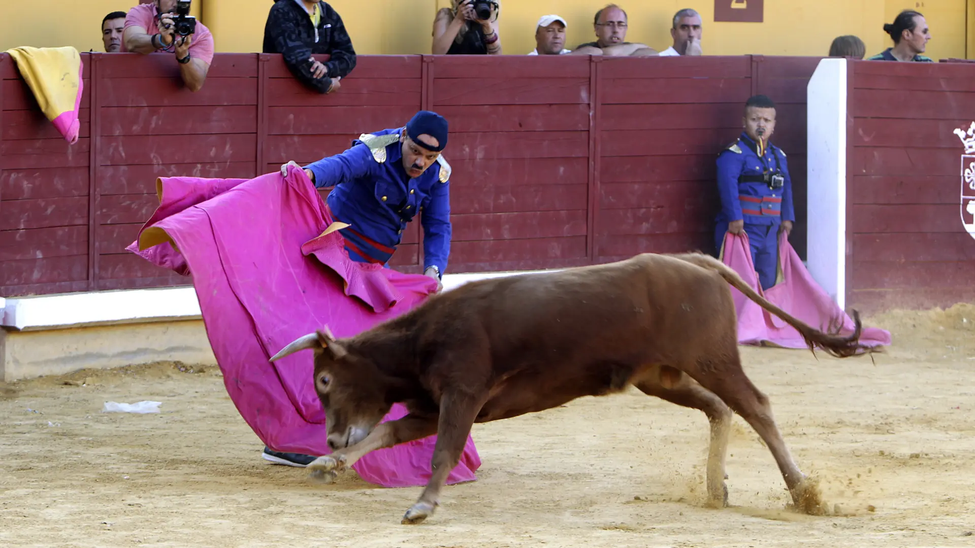 Emotivo adiós a 89 años de historia del emblemático 'Bombero Torero ...