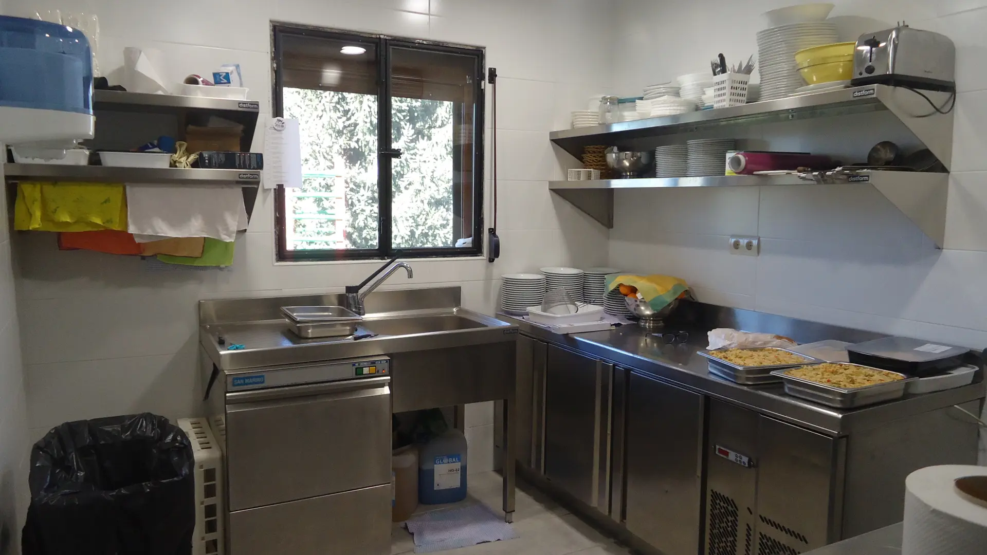 Denuncian la aparición de una chincheta en una bandeja de comida del ...