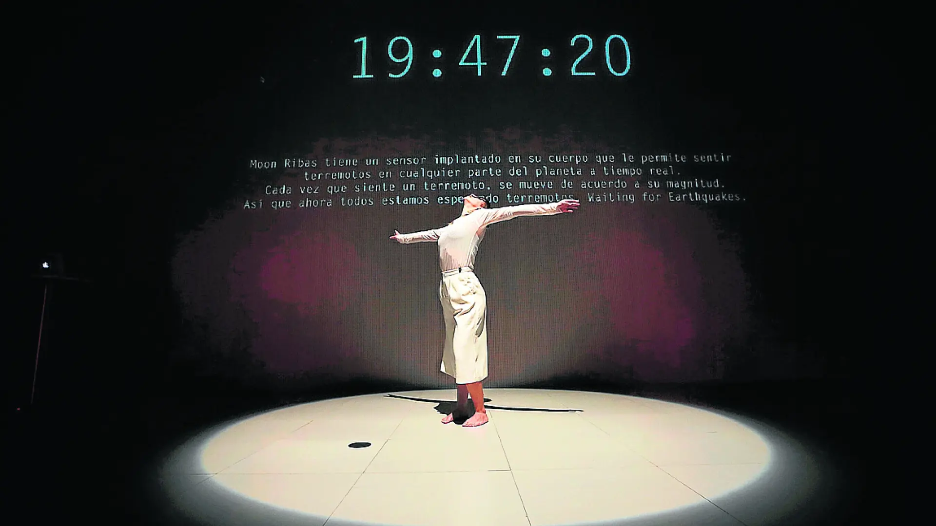 Los terremotos se ponen a los pies de la bailarina cíborg Moon Ribas ...