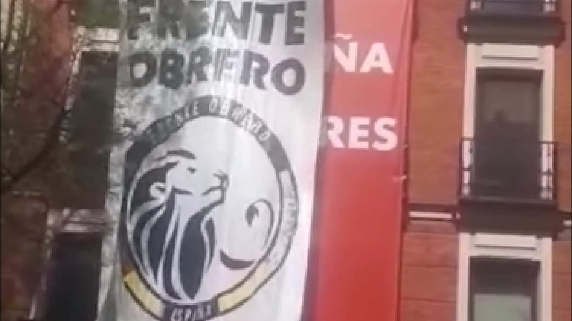 Despliegan una pancarta gigante en la sede del PSOE: "Fuera vendeobreros"