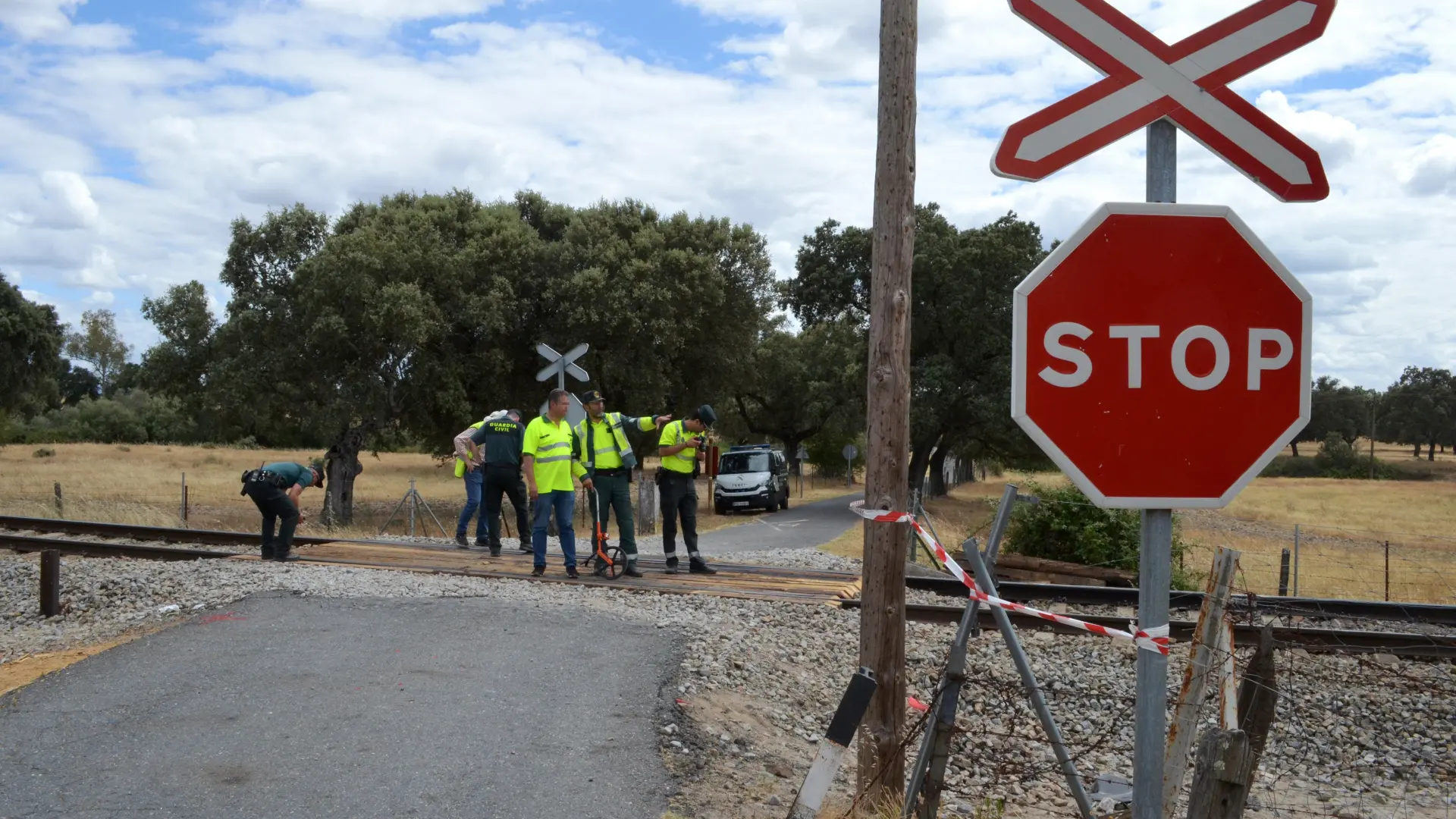 Muere una joven arrollada por un tren en un paso a nivel sin barrera en Cáceres