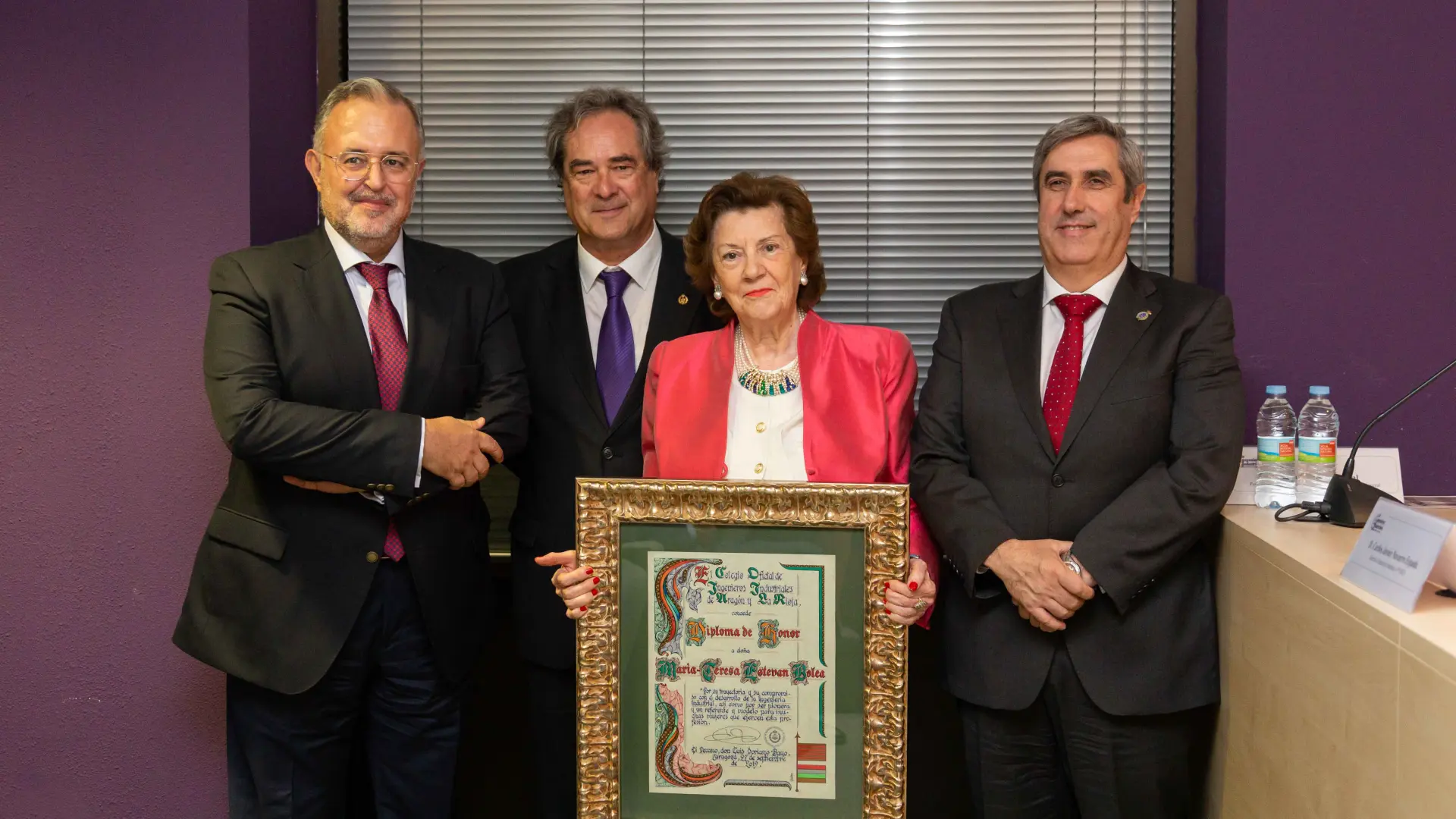 María-Teresa Estevan Bolea recibe el Diploma de Honor del Colegio de ...
