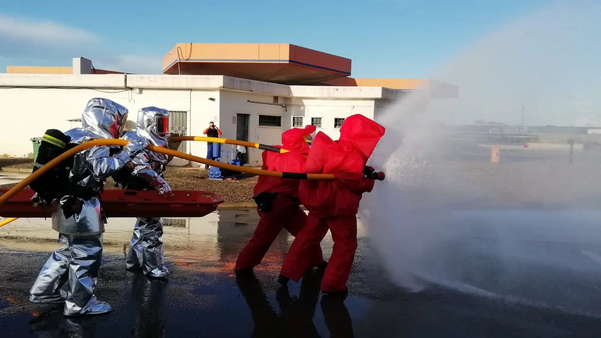 Los bomberos de Zaragoza realizan un simulacro de fuga de gas natural ...