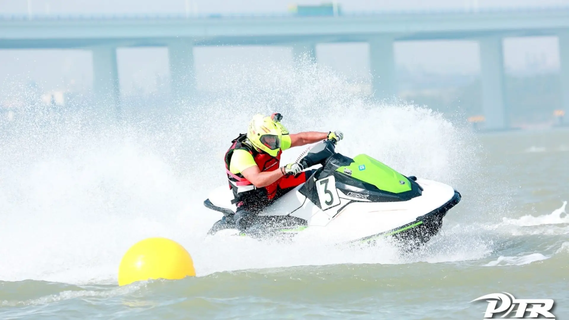 China se rinde al piloto de motos de agua Juan Aloguín