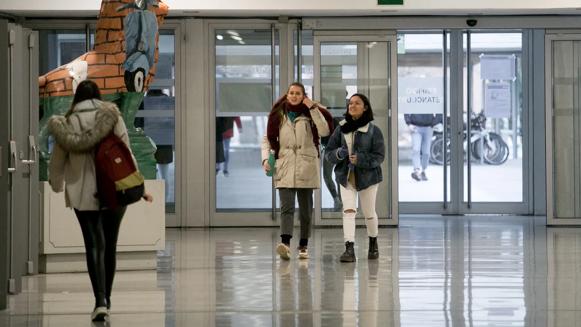 A clase con abrigo y bufanda en el campus Río Ebro de Zaragoza