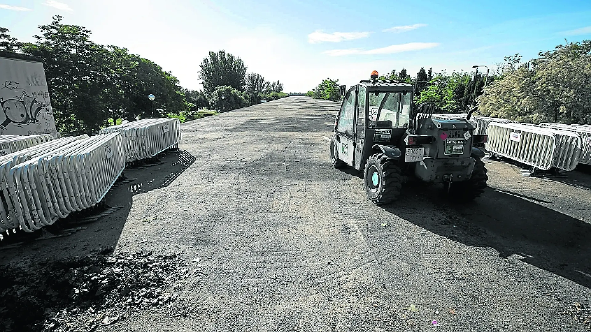 Adif licita el acondicionamiento del paso superior para poder prolongar ...