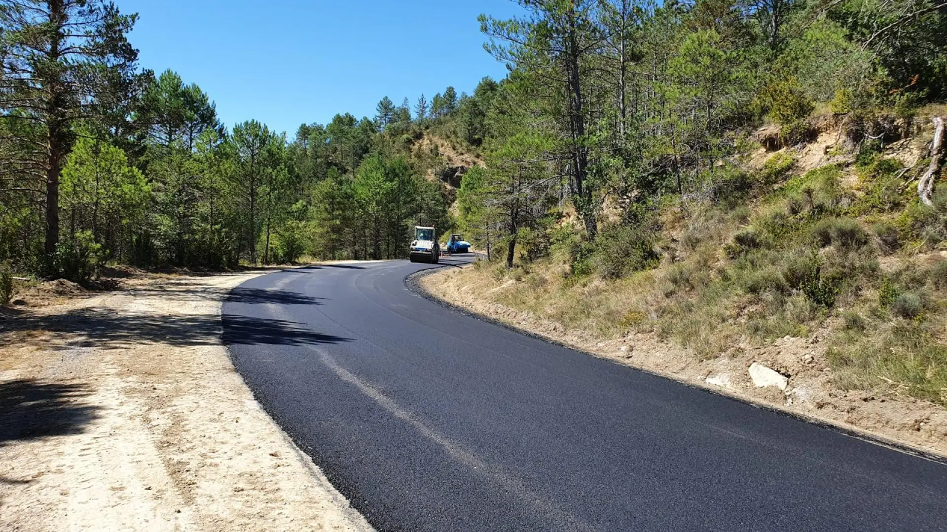 Cortada la carretera A-1205 con motivo de las obras de mejora del firme entre Bernués y ...