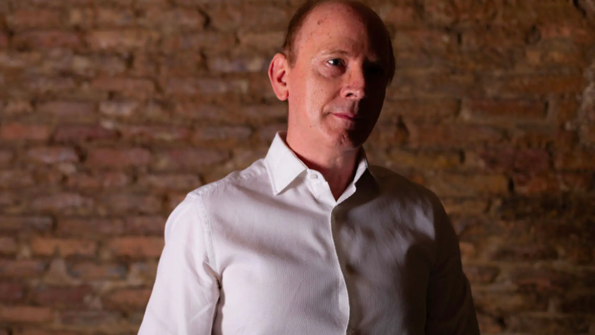 Javier Ramón: "La poesía me deja existir al borde de la locura"