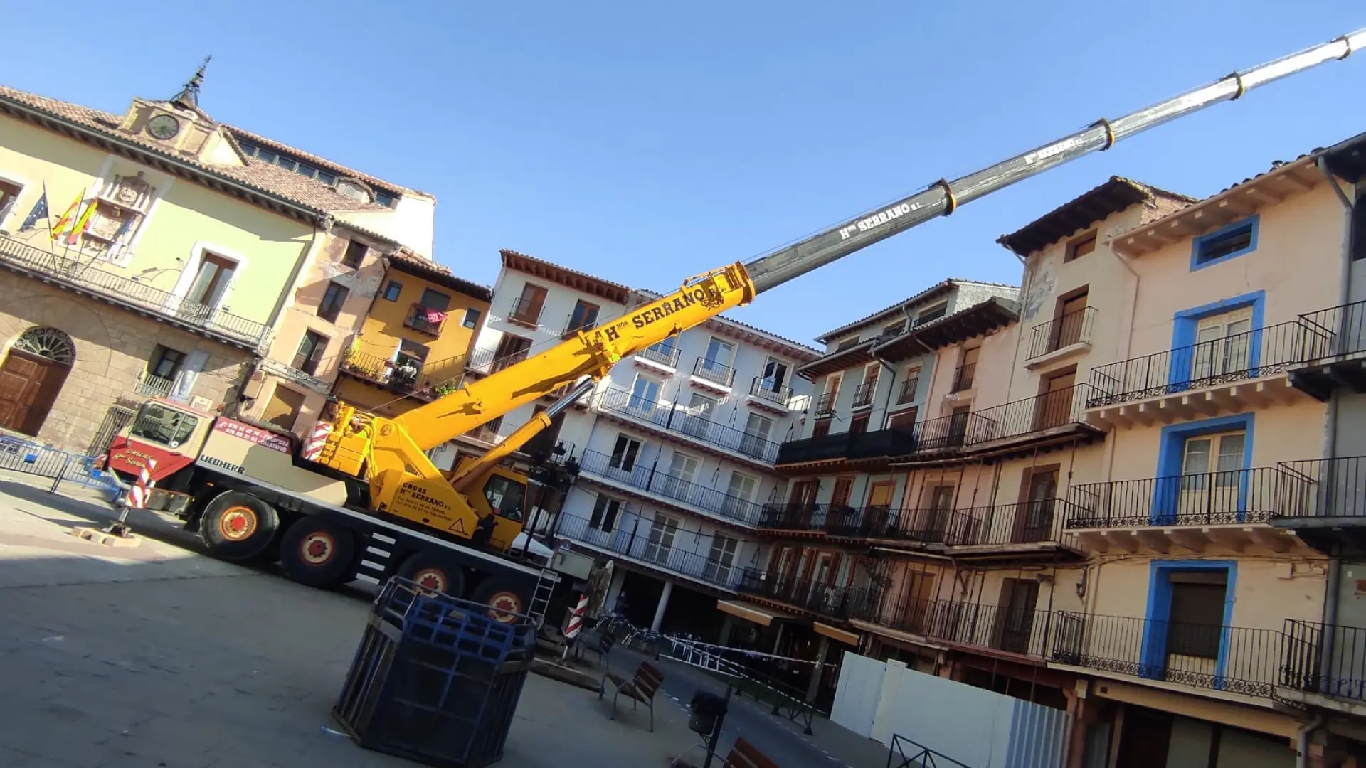 Inician el desescombro del edificio de la plaza de España de Calatayud ... Inician el desescombro del edificio de la plaza de España de Calatayud ...