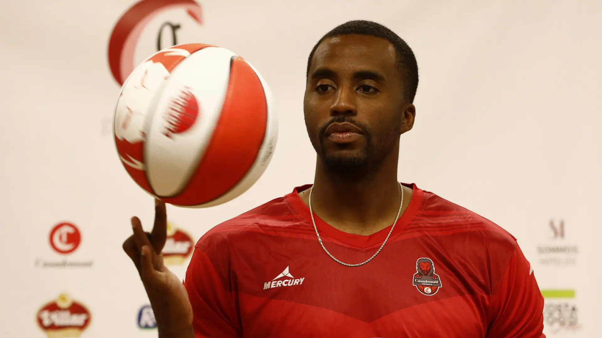 Presentación de Jamel McLean, nuevo pívot del Casademont Zaragoza ...