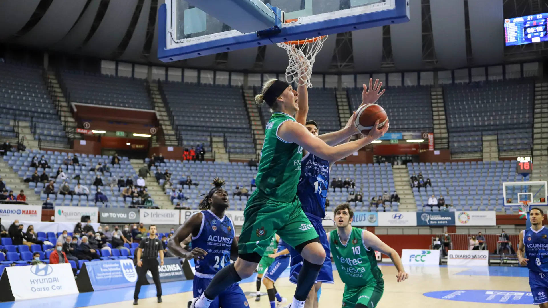 Rowan Maverick se baja del barco del Levitec Huesca La Magia