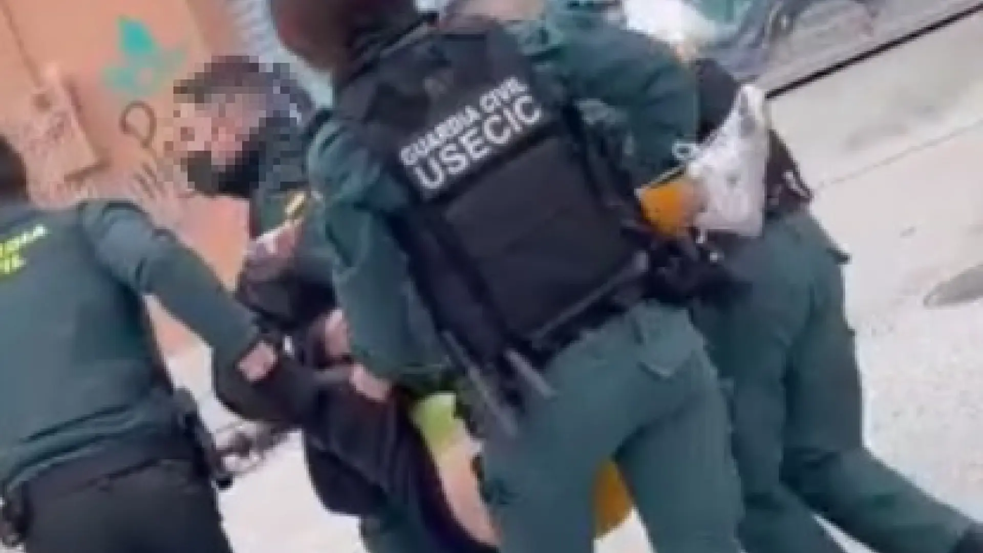 Los agresores de la Guardia Civil en Fraga fueron dos chicas de 20 y 23 ...