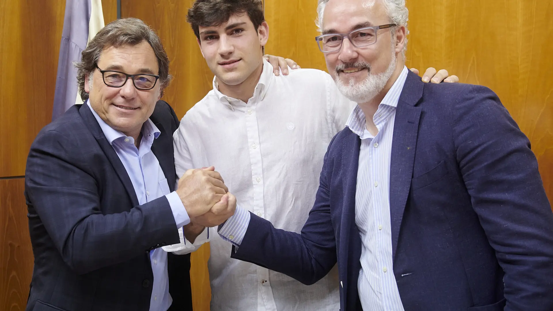 Iván Azón renueva con el Real Zaragoza hasta 2025