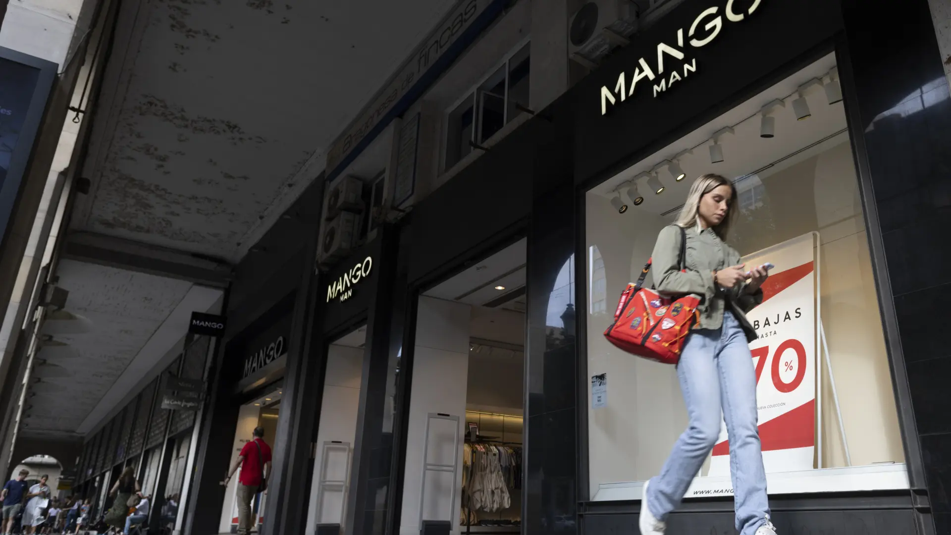 Mango pone en marcha el asistente "pionero" de moda Mango Stylist ...