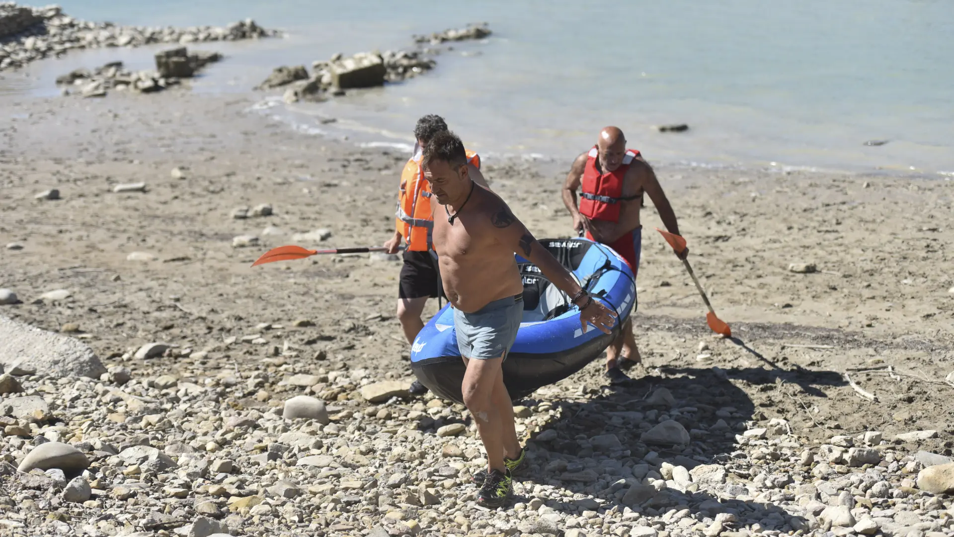 En fotos: ruinas bajo el agua en el embalse de Yesa | Imágenes