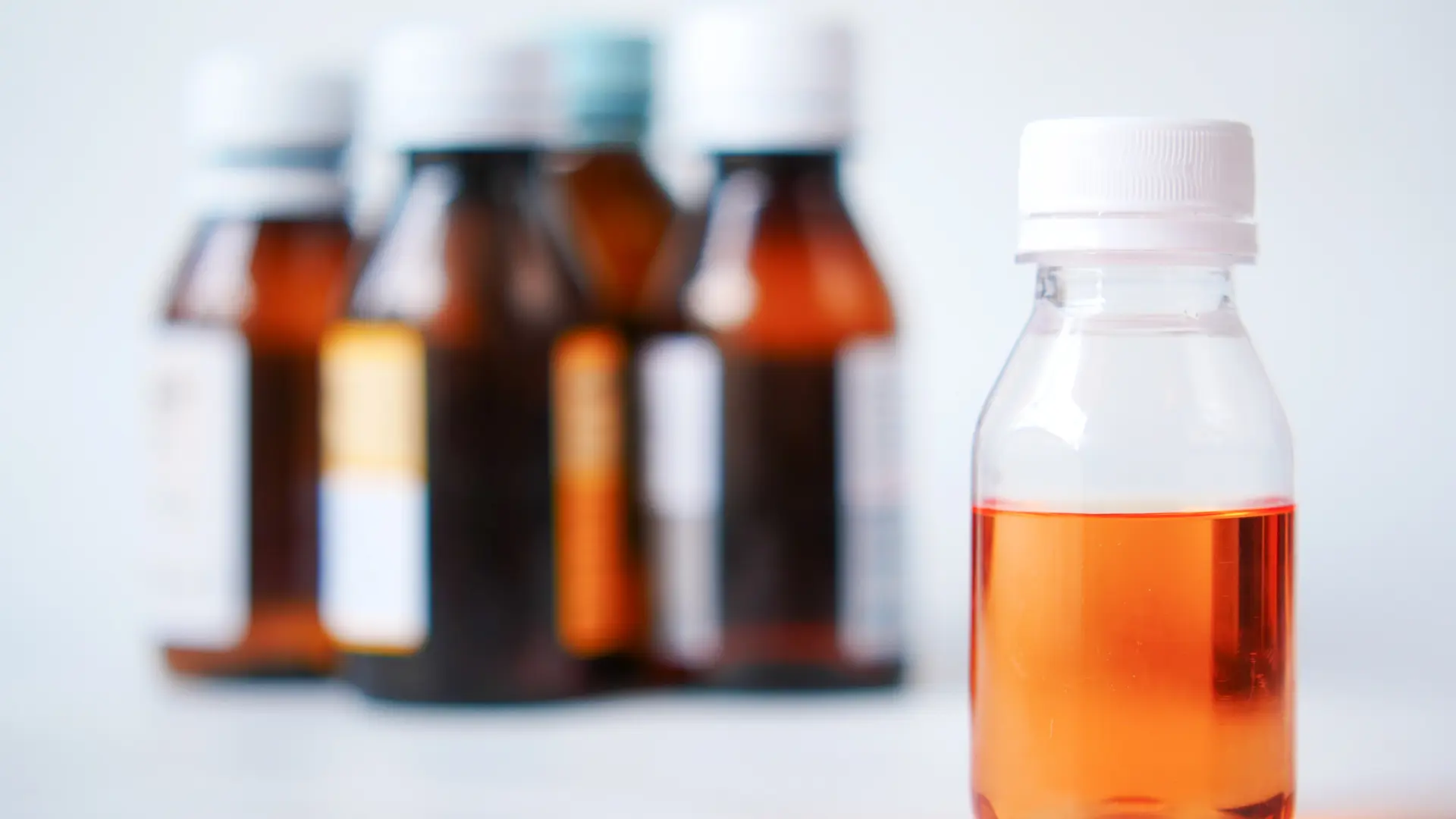 Indonesia halla disolventes en jarabes tras muerte de al menos 133 niños