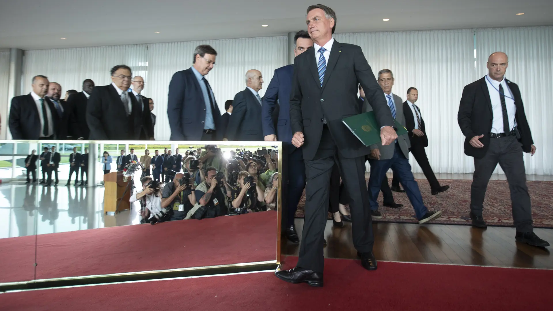 Bolsonaro al fin se pronuncia y dice que "seguirá fiel a la Constitución"