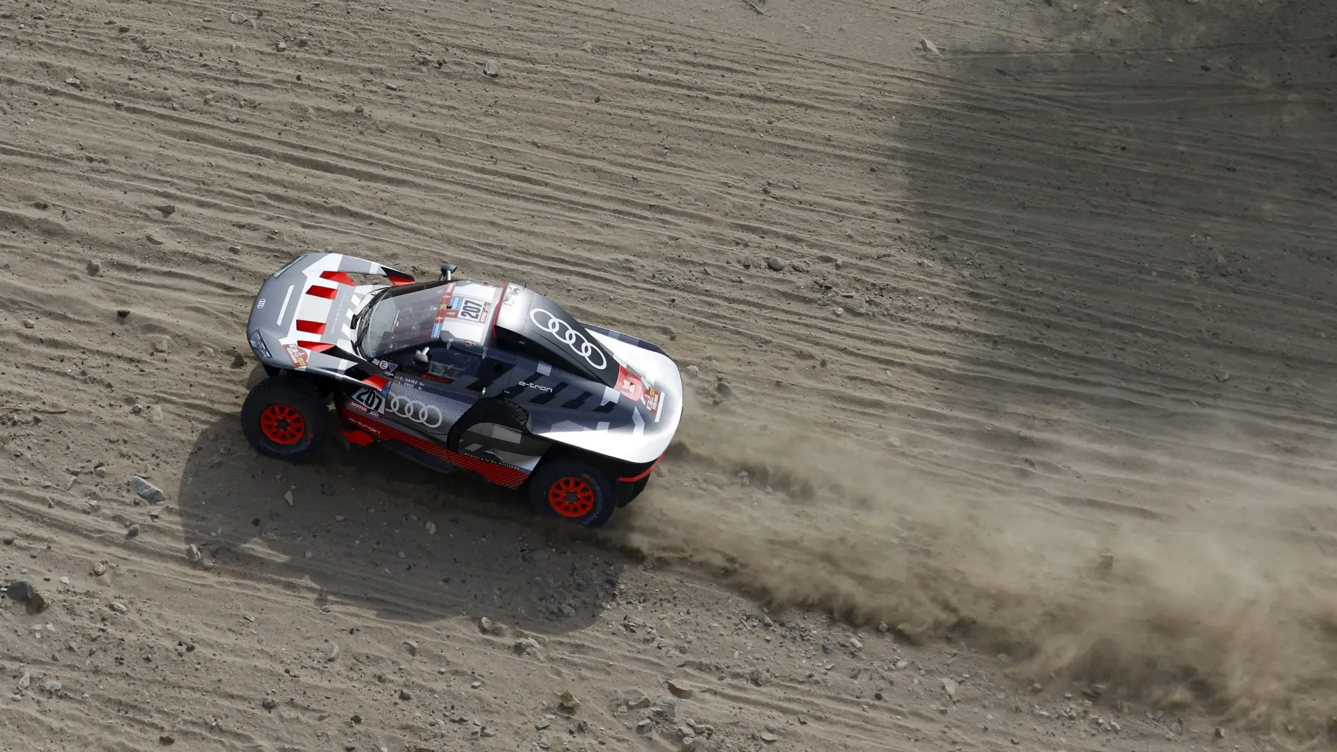 Carlos Sainz remonta para ganar la primera etapa del Rally Dakar 2023