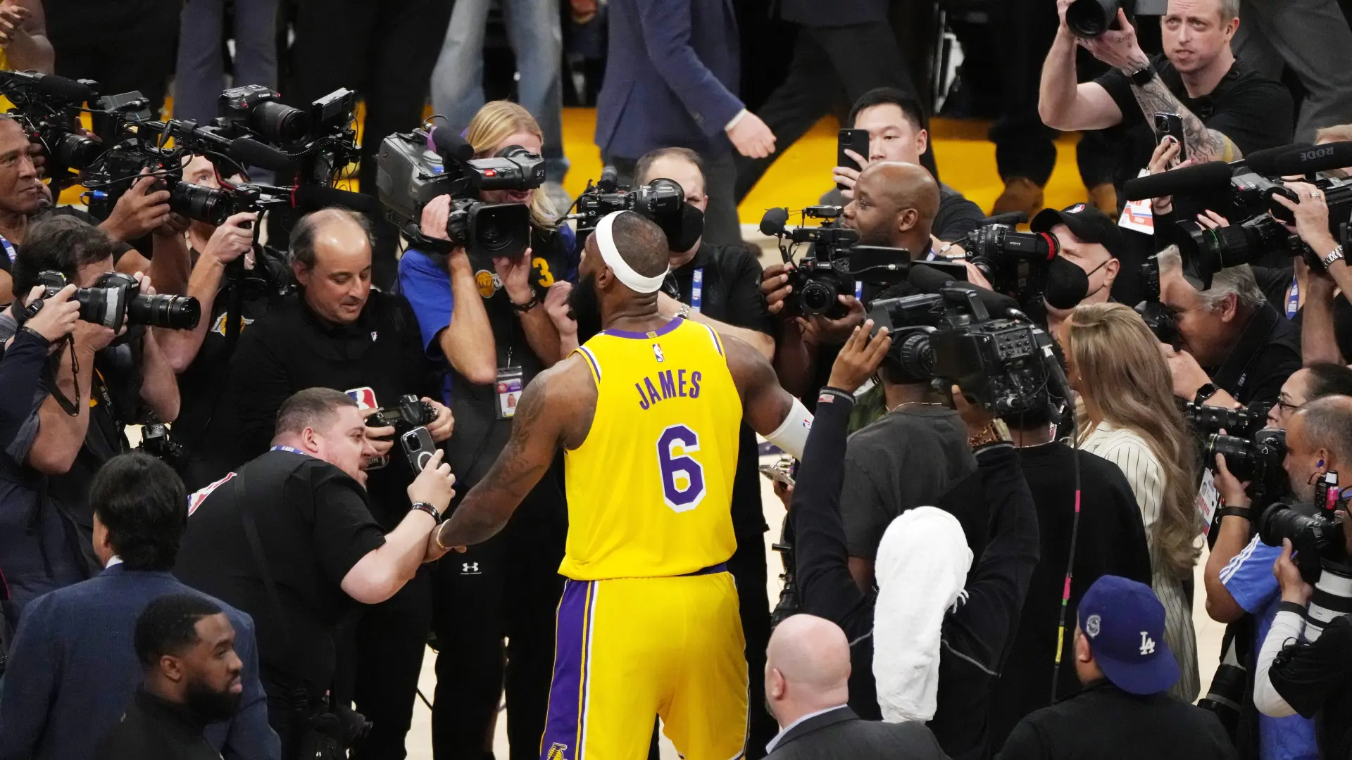 LeBron James hace historia