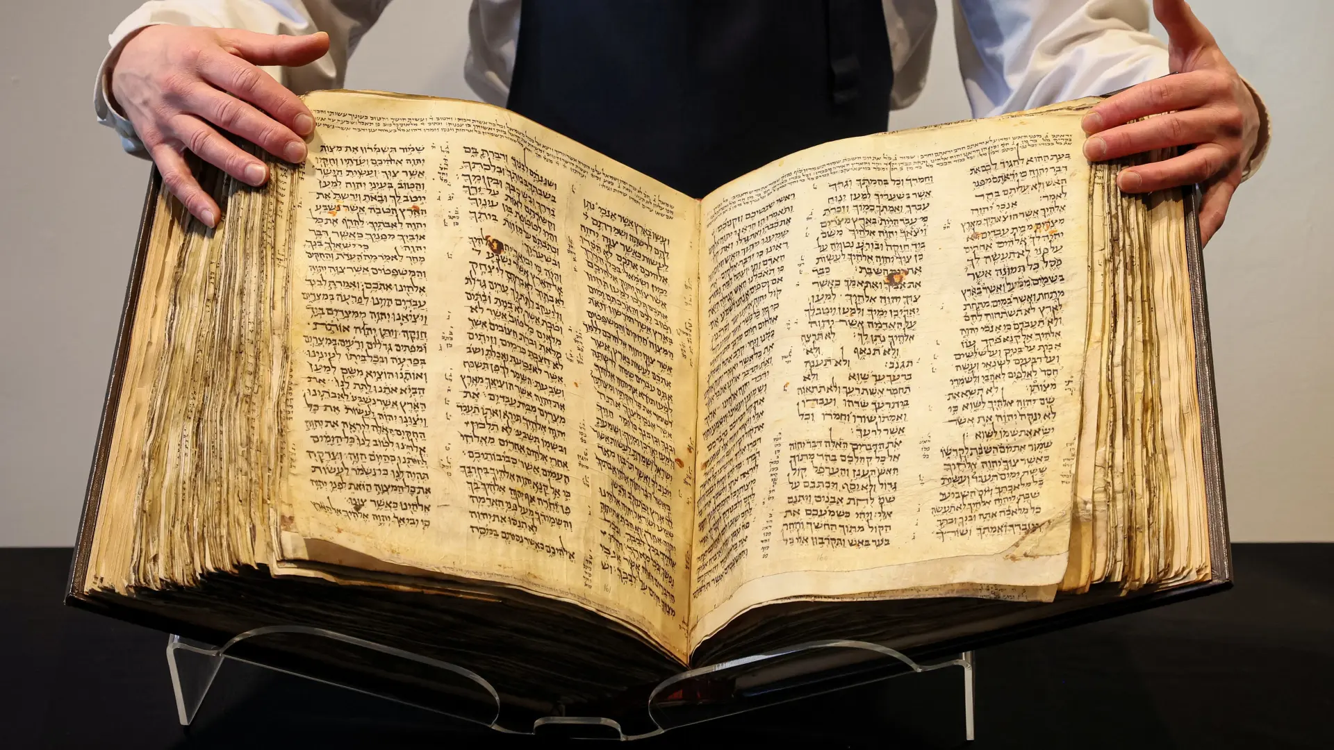 La biblia hebraica más completa y antigua sale a subasta por una millonada La biblia hebraica más completa y antigua sale a subasta por una millonada