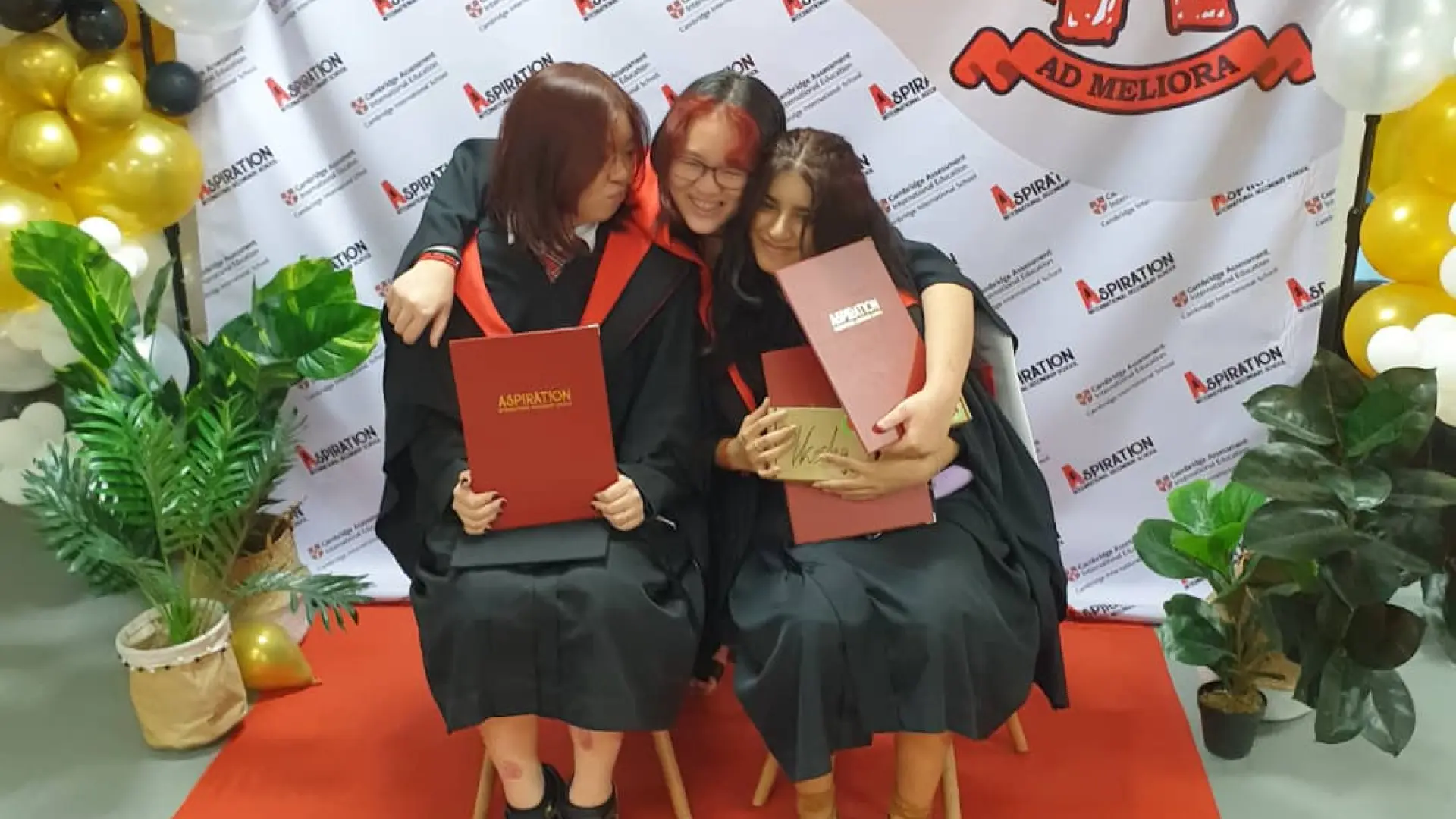 Natalie, una joven malaya de 16 años, estudiará en Sabiñánigo