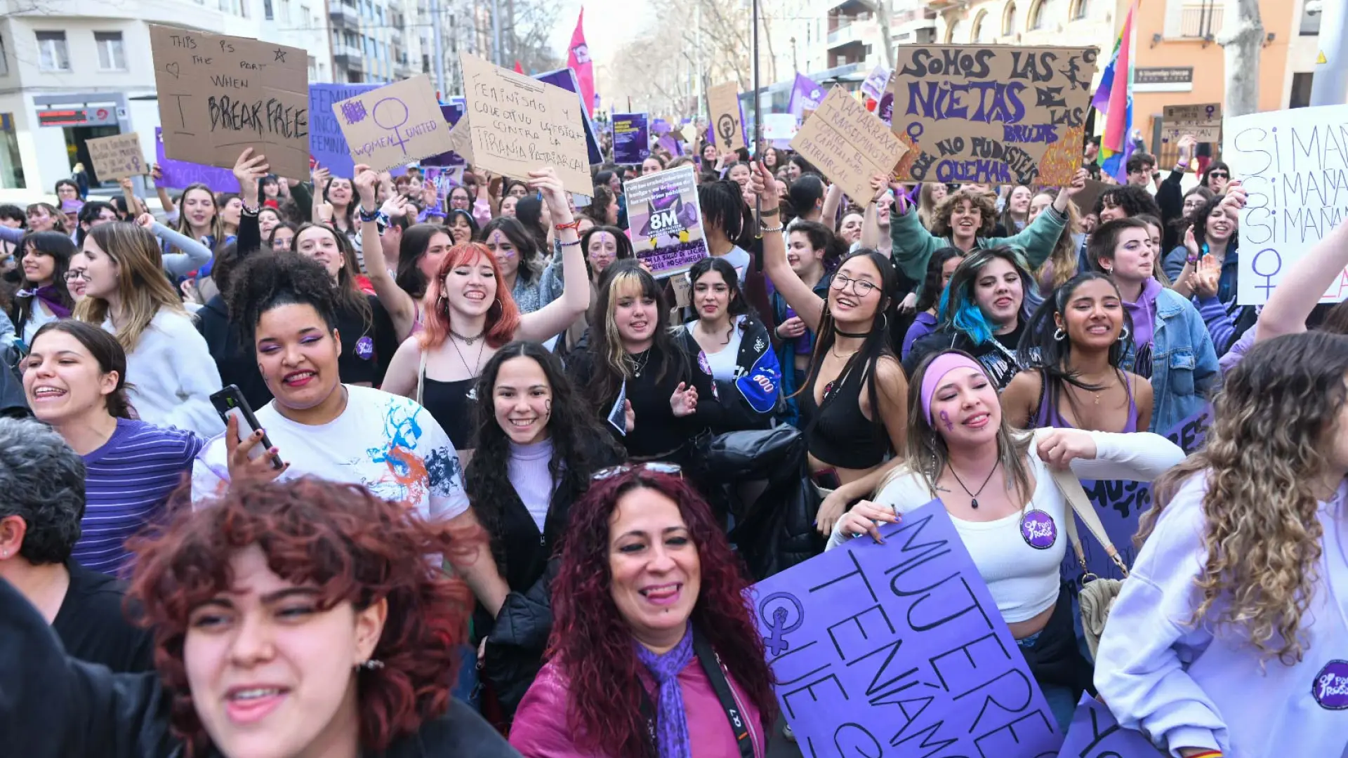 Así ha discurrido la marcha estudiantil del 8-M en Zaragoza | Imágenes