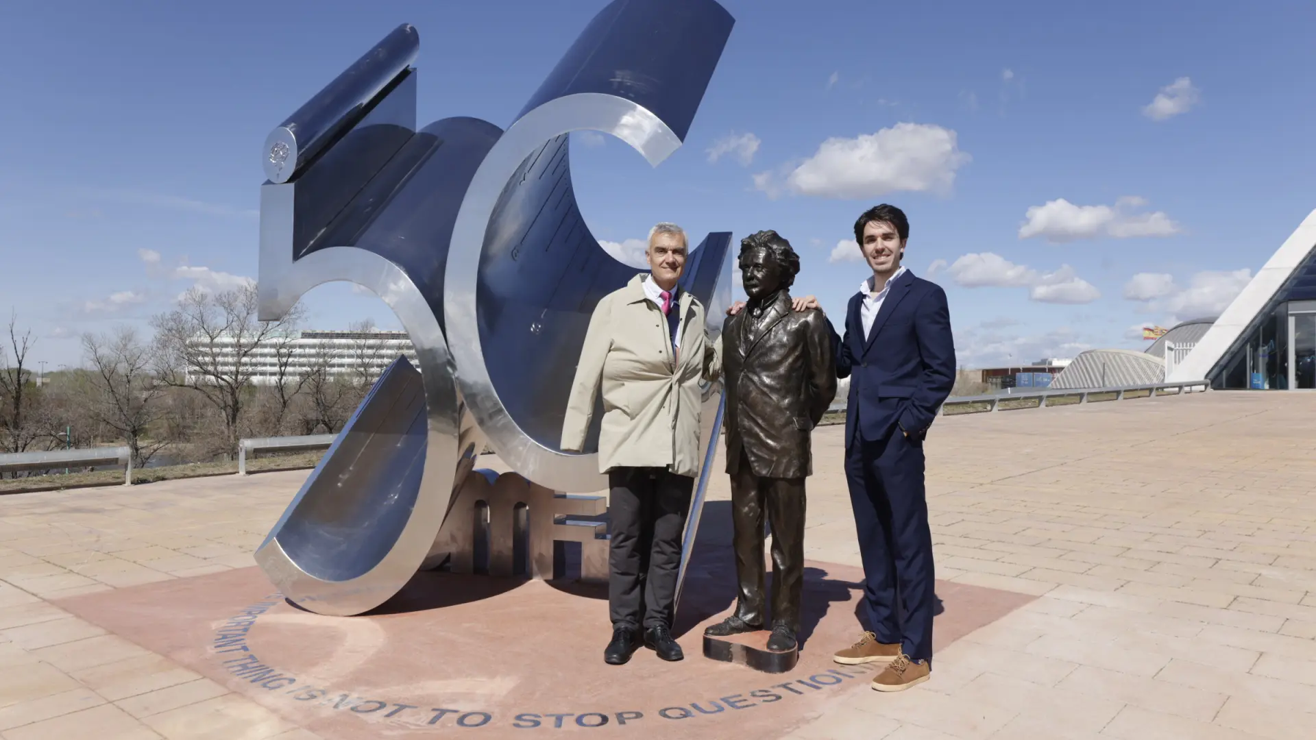 Fotos de la escultura de Einstein ante el Pabellón Puente en Zaragoza ...