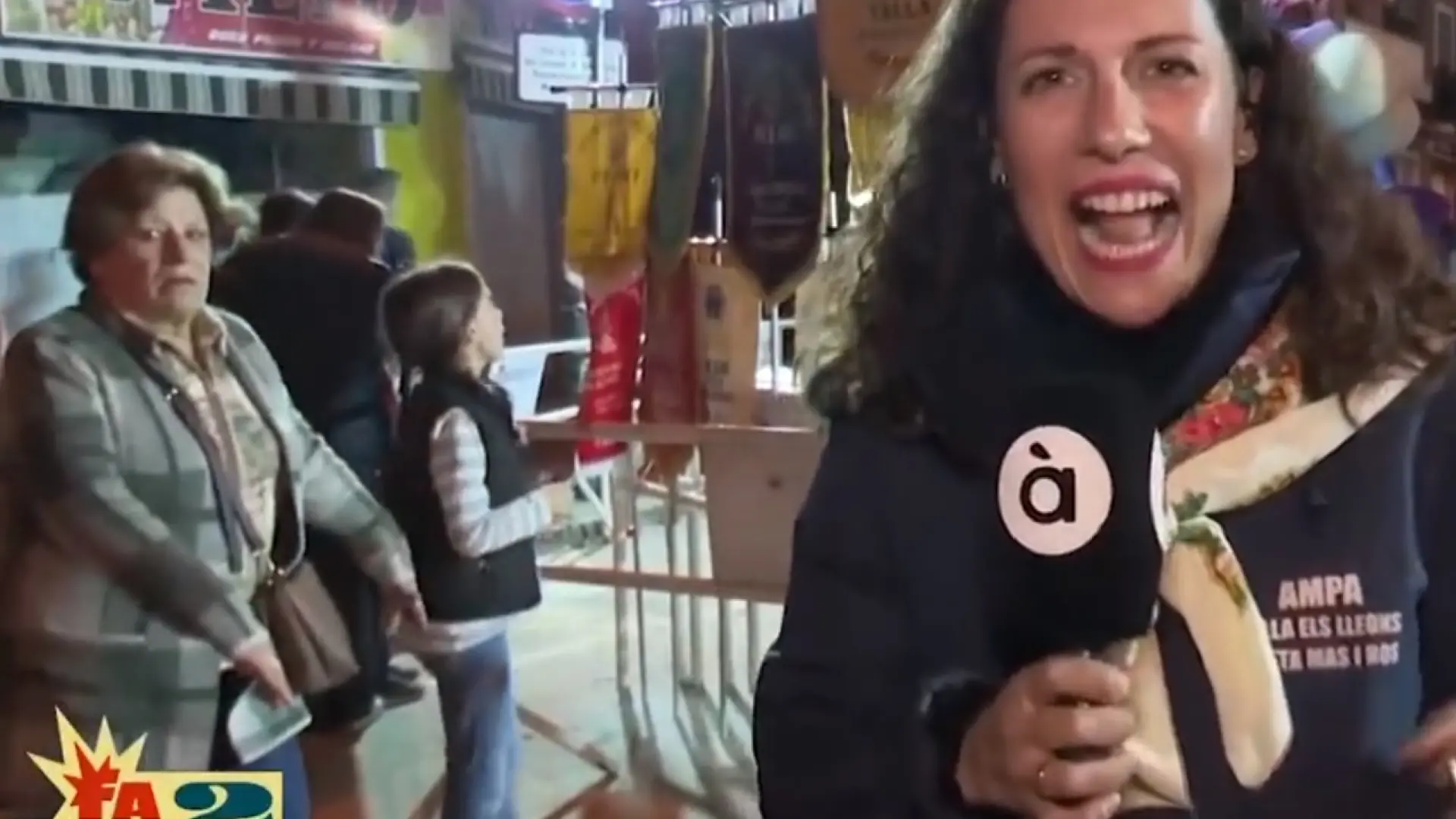 Una señora se hace viral tras pasar como una "ninja" detrás de una reportera durante las Fallas