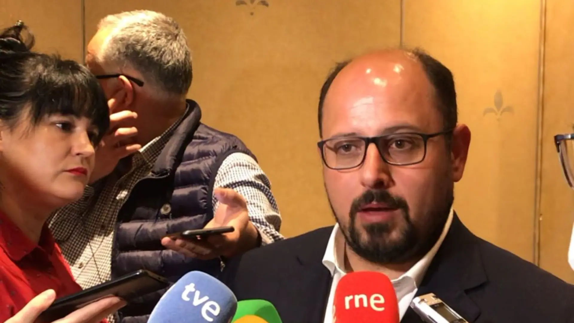 El líder del PAR avisa a Azcón de que absorbe un “activo tóxico” al ... El líder del PAR avisa a Azcón de que absorbe un “activo tóxico” al ...