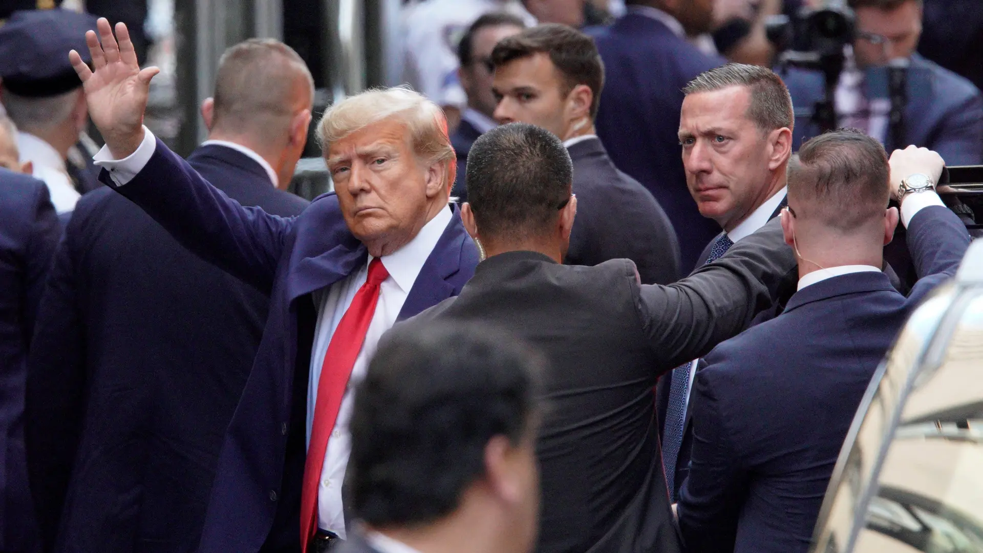 Donald Trump se entrega para que le lean los cargos