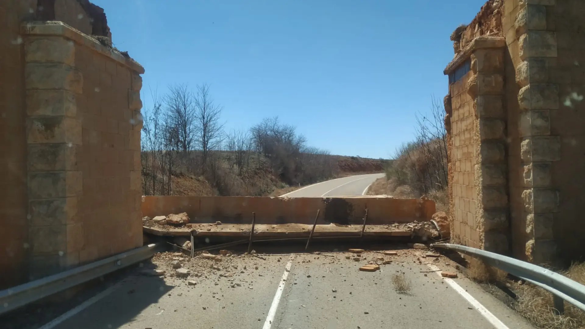 Un camión derriba un puente en Perales del Alfambra: "Me he quedado ...