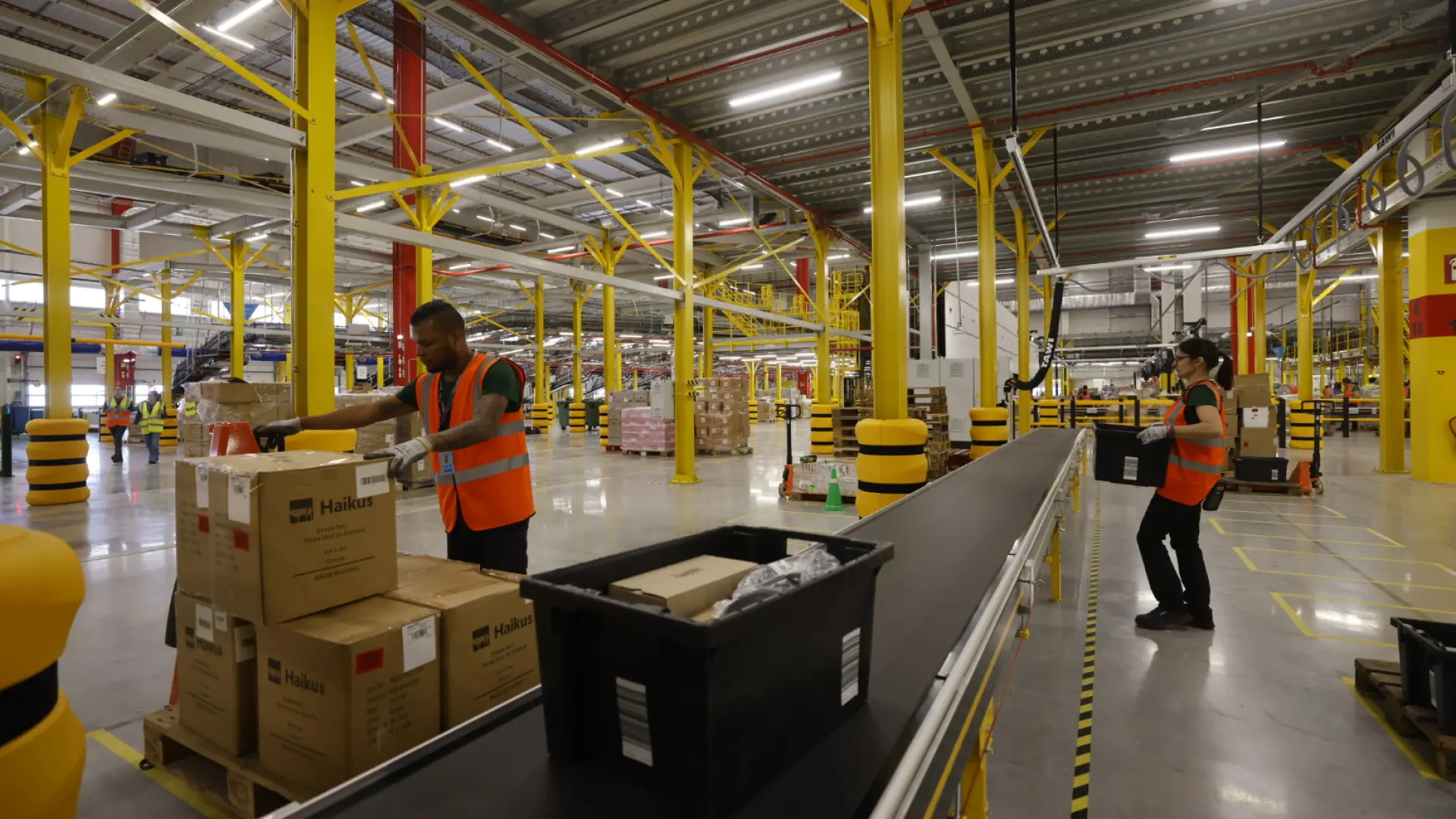Amazon busca personal para trabajar en el almacén de Zaragoza ...