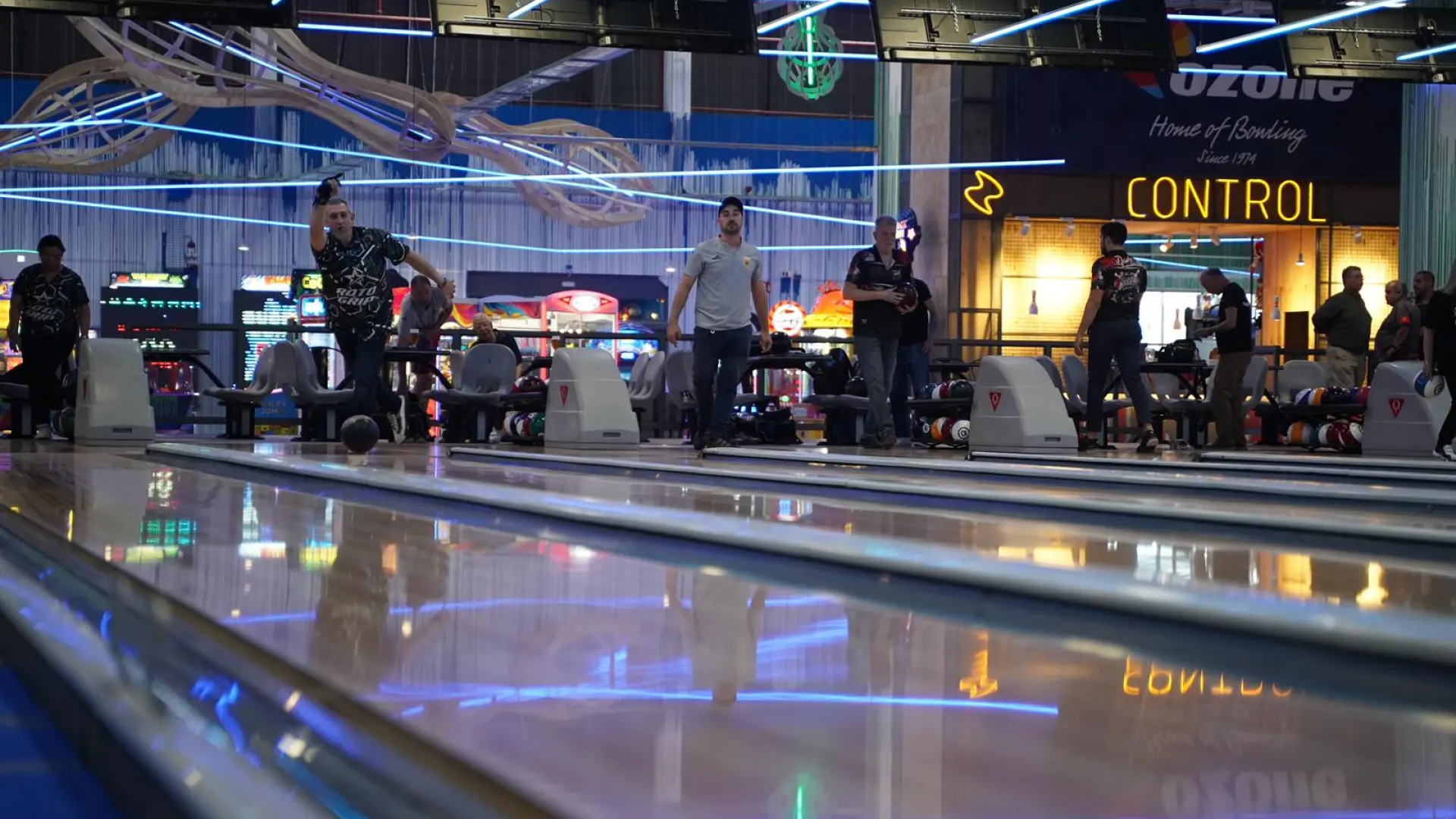Fotos de la inauguración de la Ozone Bowling en Zaragoza, la mayor ...