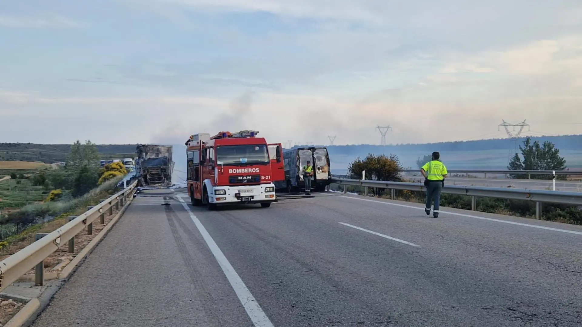 Reabierto uno de los carriles de la A-23 en dirección norte en Calamocha tras arder dos vehículos